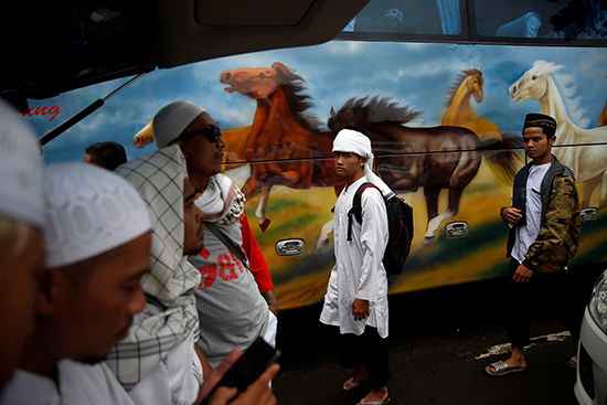 TV reporters attacked while covering Indonesia protest - Committee to ...