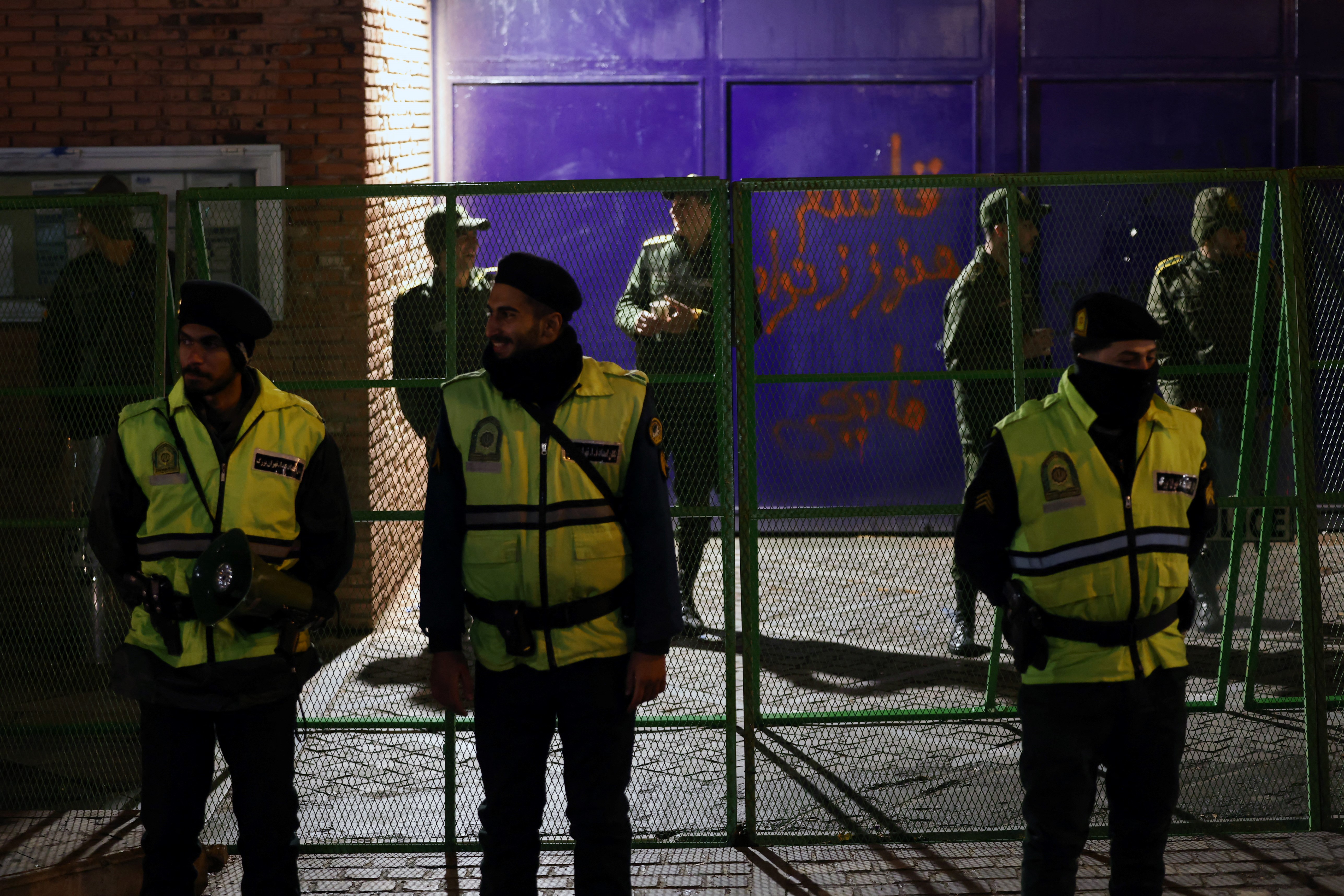 Iranian journalist starts serving 6-month sentence; others face raids ...