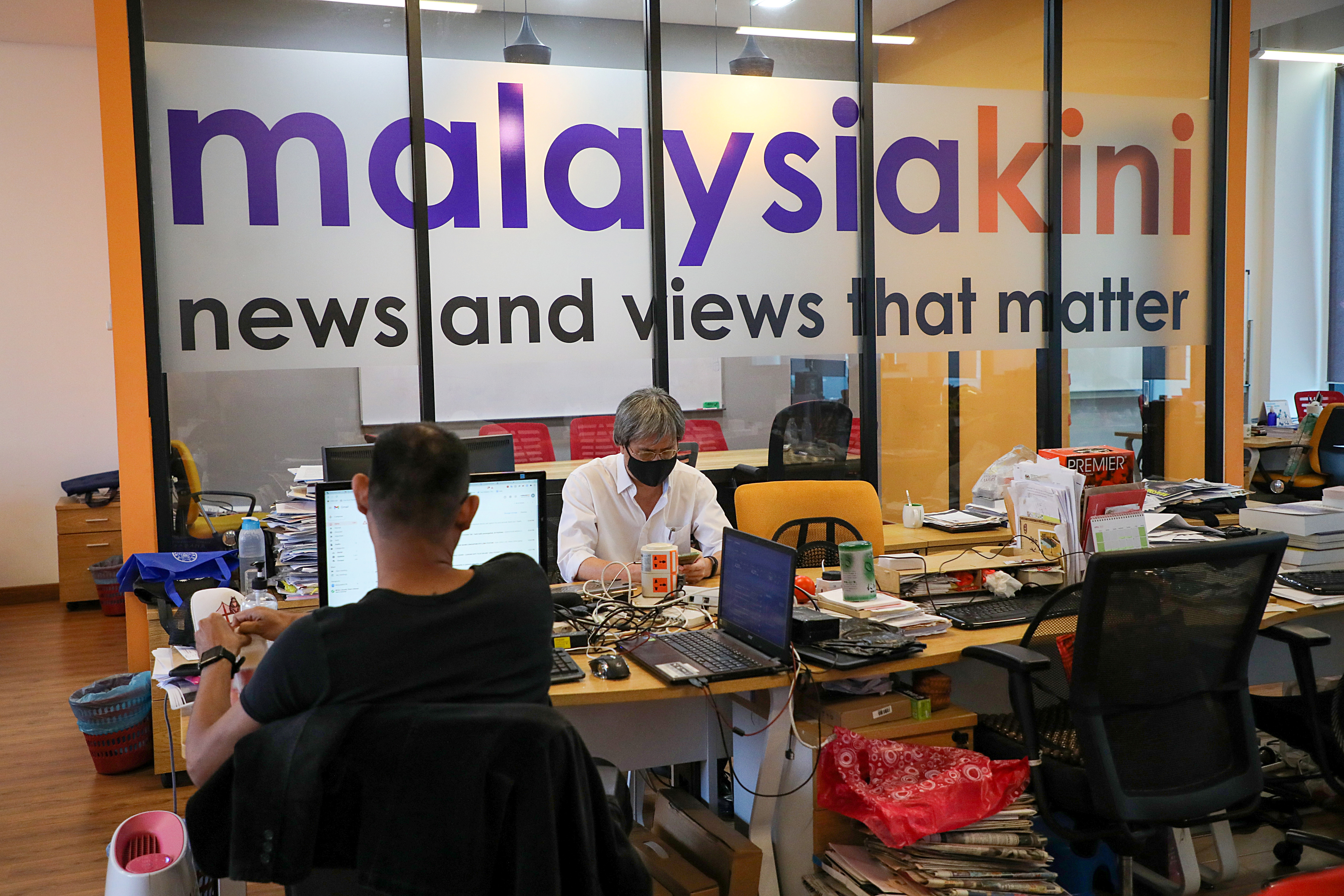 Malaysia police seize Malaysiakini executive editor’s laptop ...
