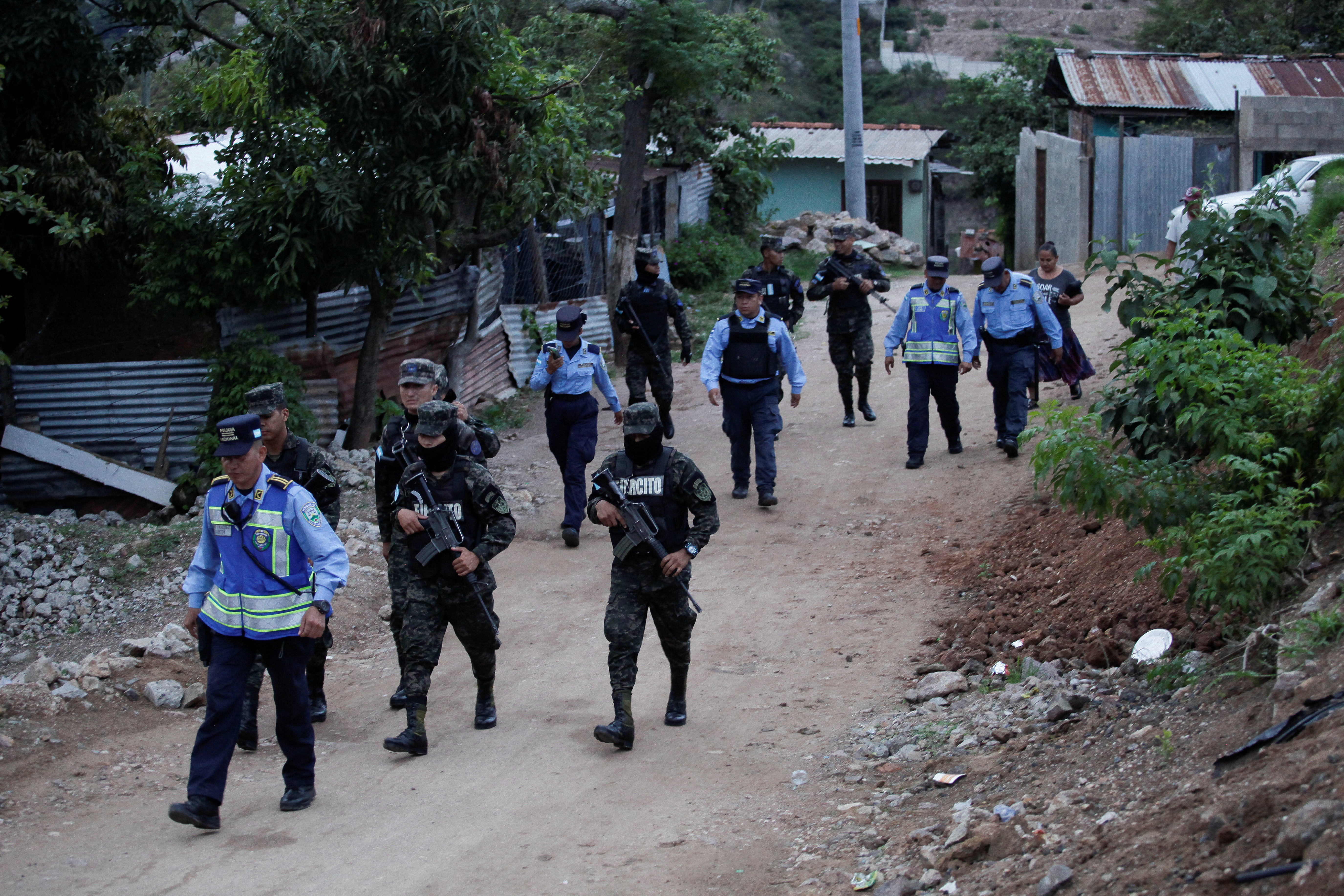 Honduran military chief files defamation complaints against 12 news ...